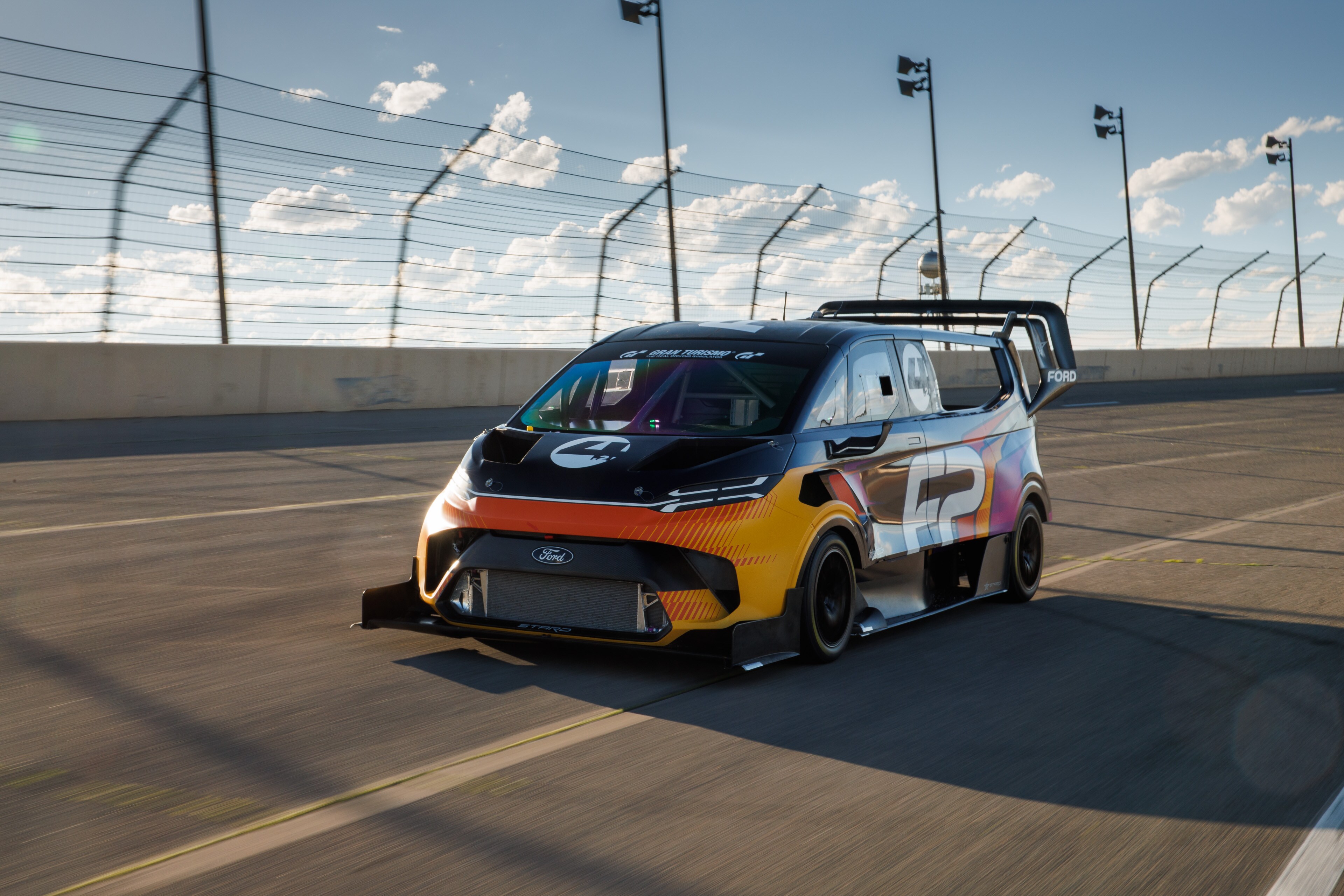 Ford SuperVan 4.2 greift beim Pikes Peak-Bergrennen mit modifiziertem ...