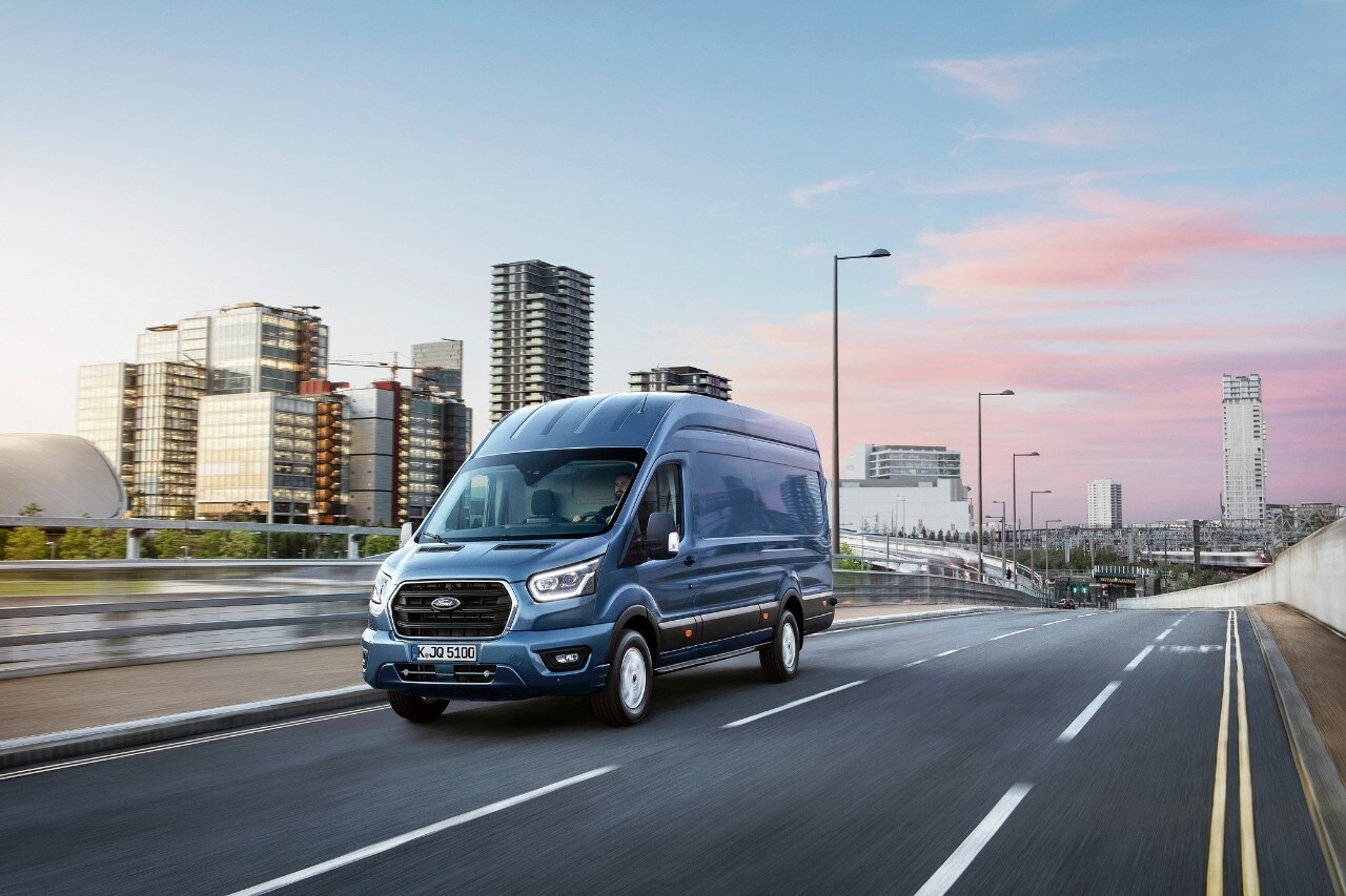 Nouveau Ford Transit 2T, l’utilitaire XXL devient hybride et connecté ...