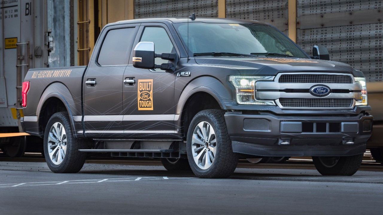 Ford dévoile un prototype 100% électrique de son pick-up F-150, capable ...